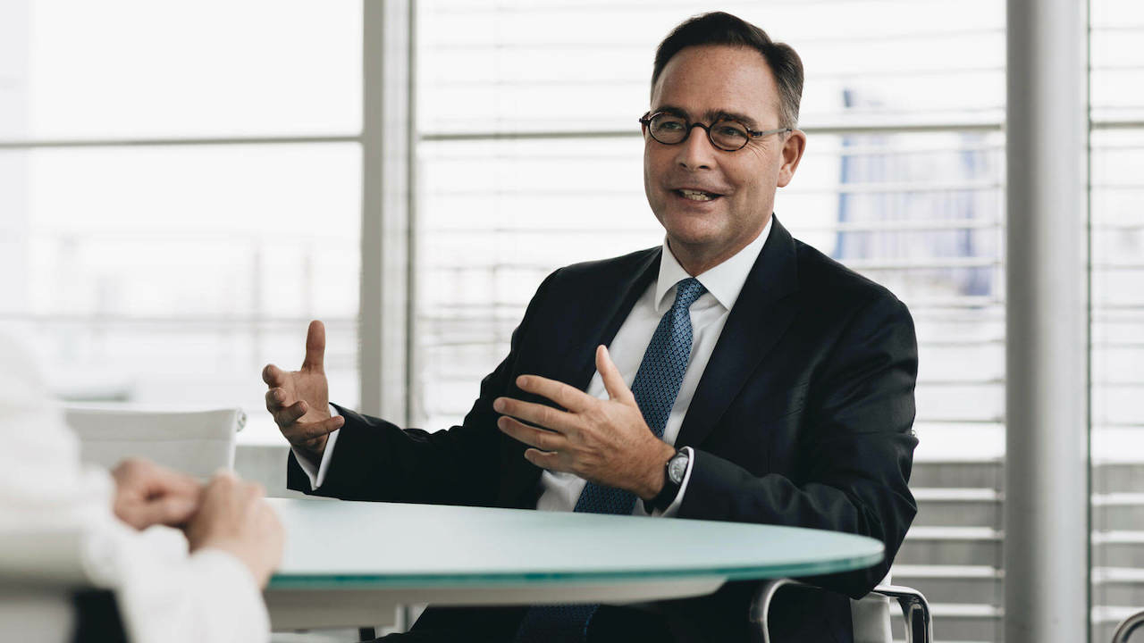 Geschenk zum 100. Geburtstag: Allianz legt Grundstein für neuen ...