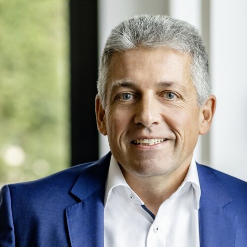 Wie Finanzvertriebe KI nutzen – und wo der Mensch bleibt | Cash.